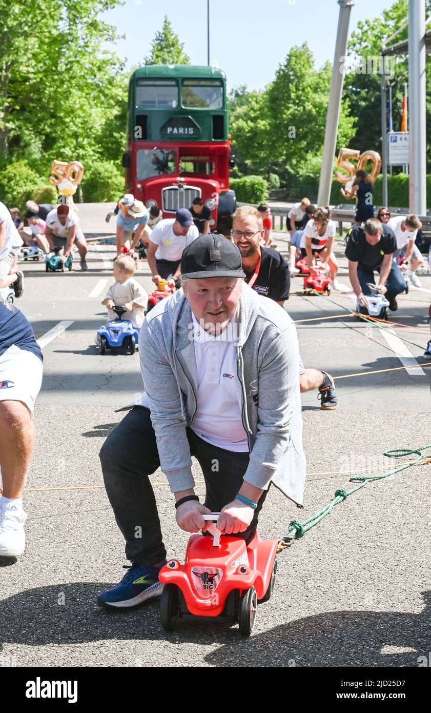 Rust, Germany. 17th June, 2022. Singer Joey Kelly pulls the Kelly ...
