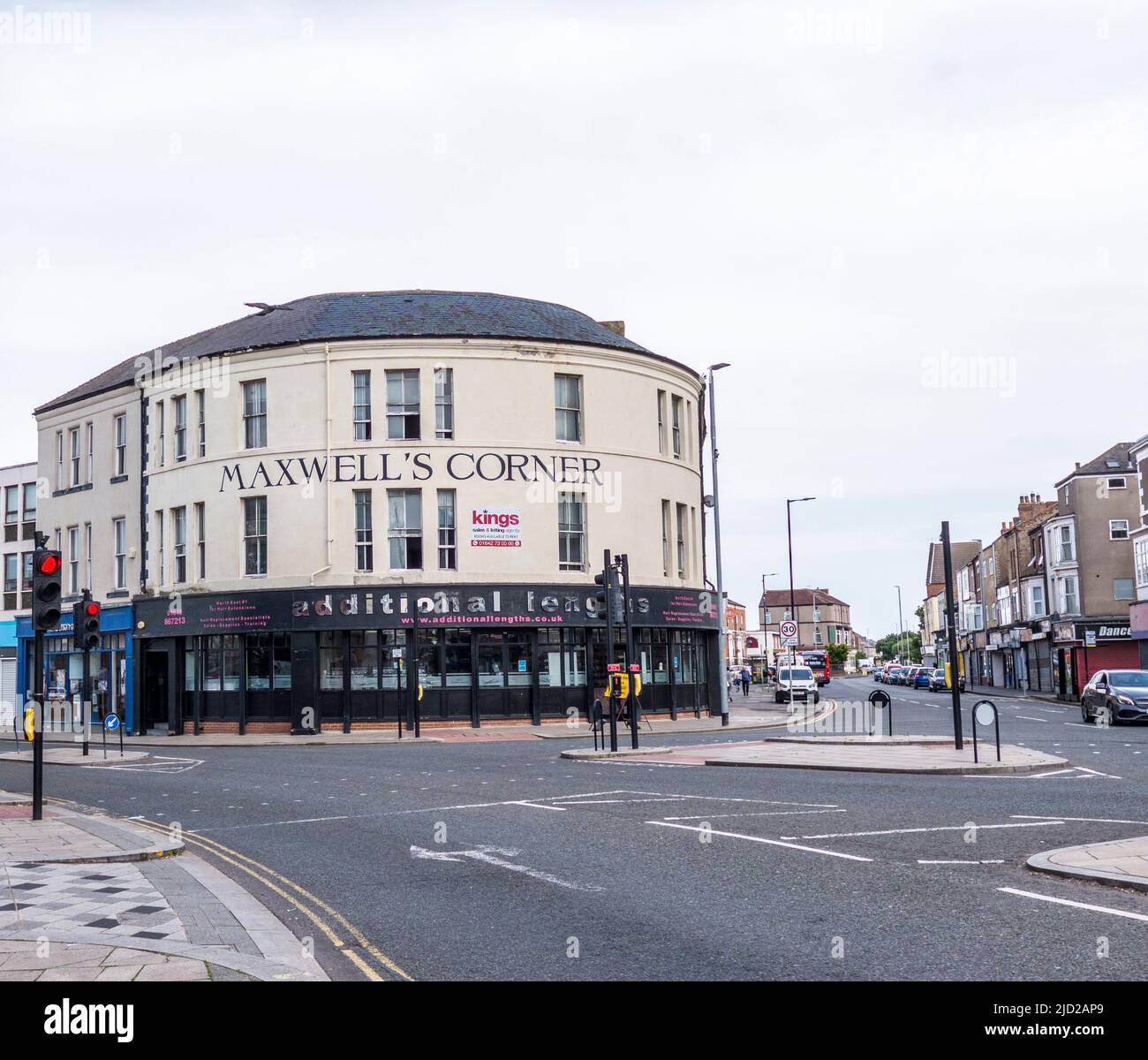 Building on corner road hi-res stock photography and images - Alamy