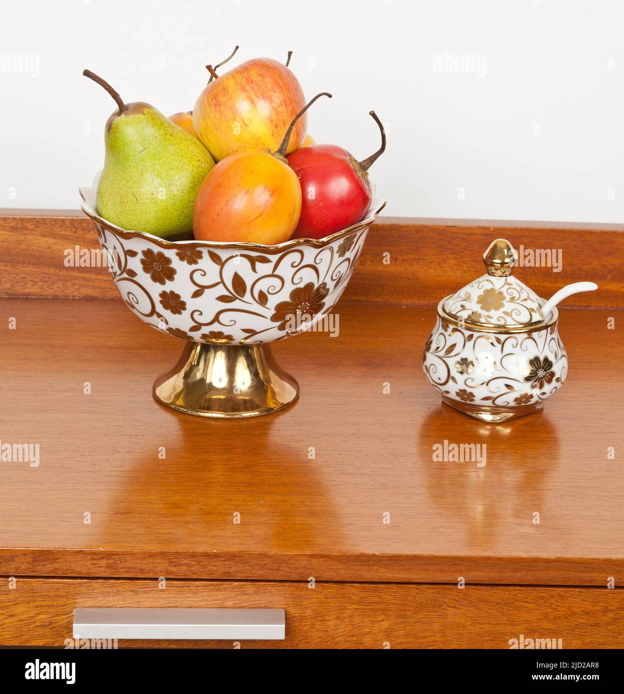 Empty fruit bowl hi-res stock photography and images - Alamy