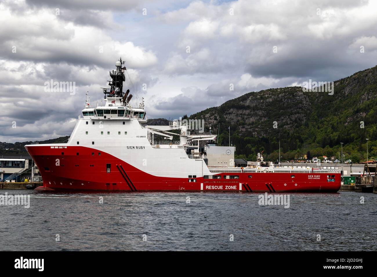 Offshore AHTS anchor handling tug supply vessel Siem Ruby in the port ...