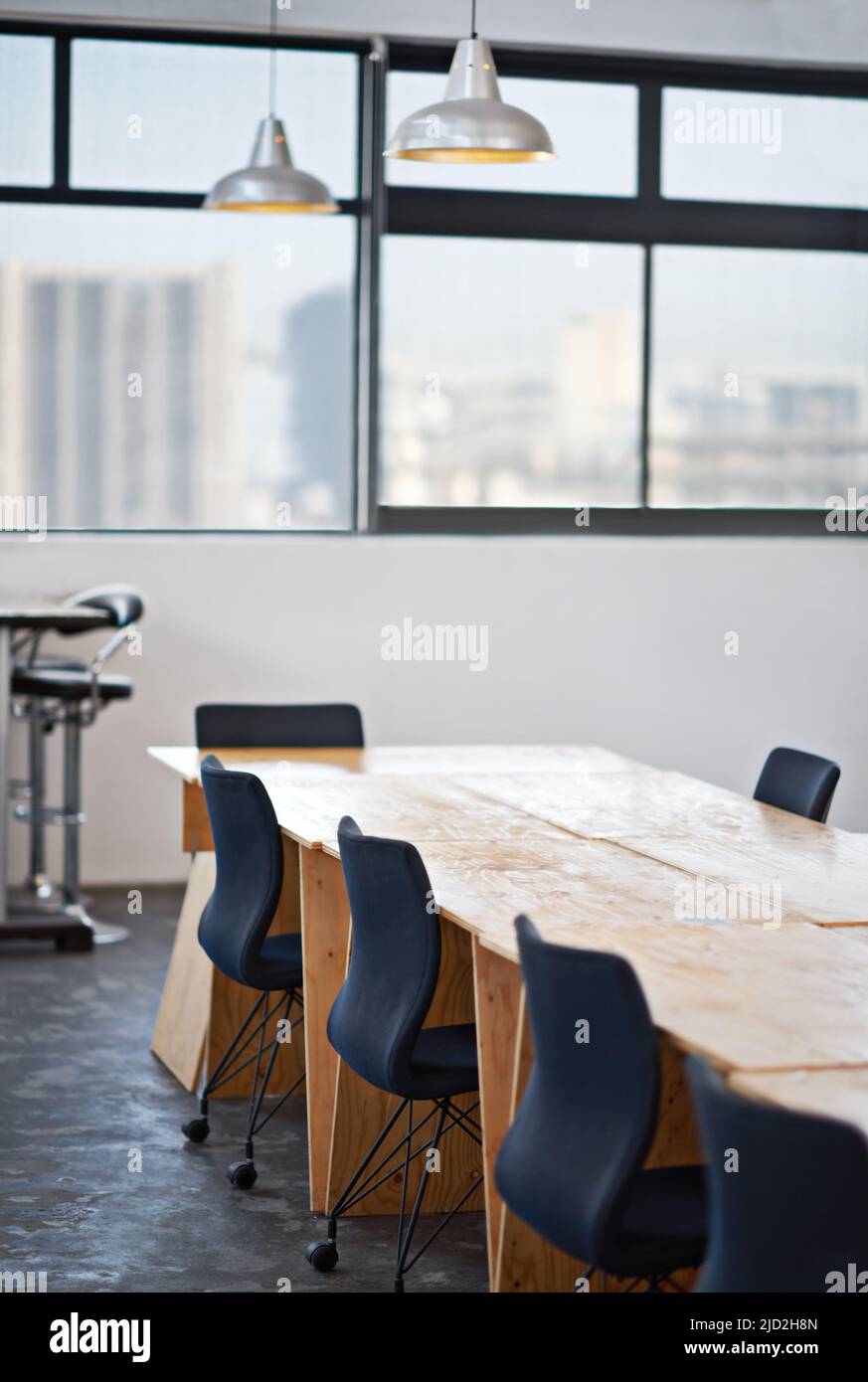 Empty office chair and desk hi-res stock photography and images - Alamy