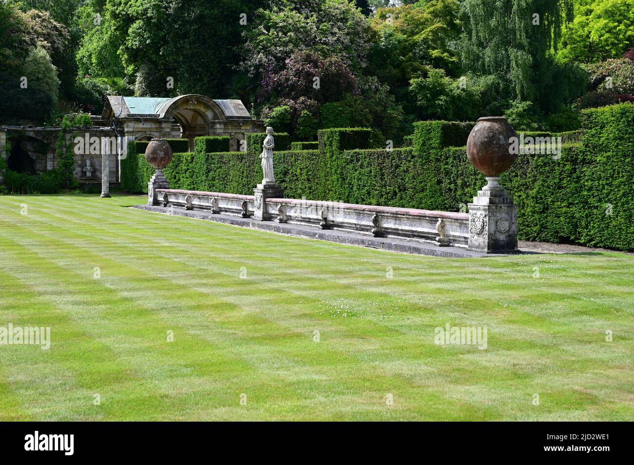Hever castle statues hi-res stock photography and images - Alamy
