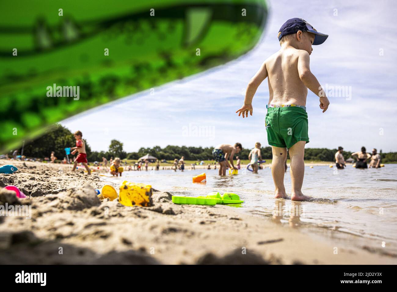2022-06-17 16:07:11 HELMOND - People are cooling off at the water of ...