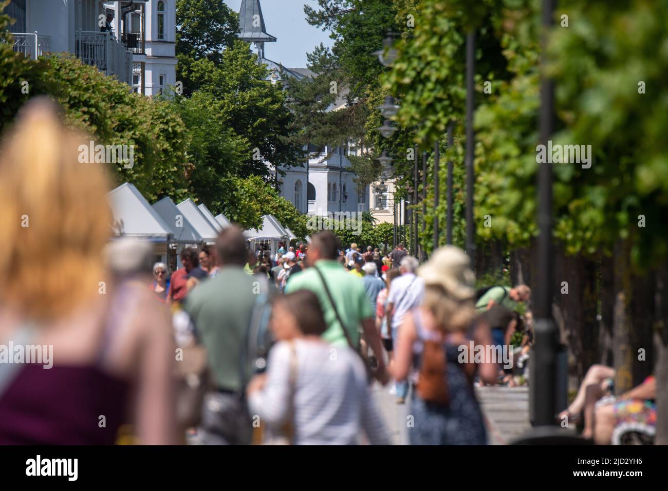 Binz, Germany. 17th June, 2022. Tourists walk on the beach promenade in ...