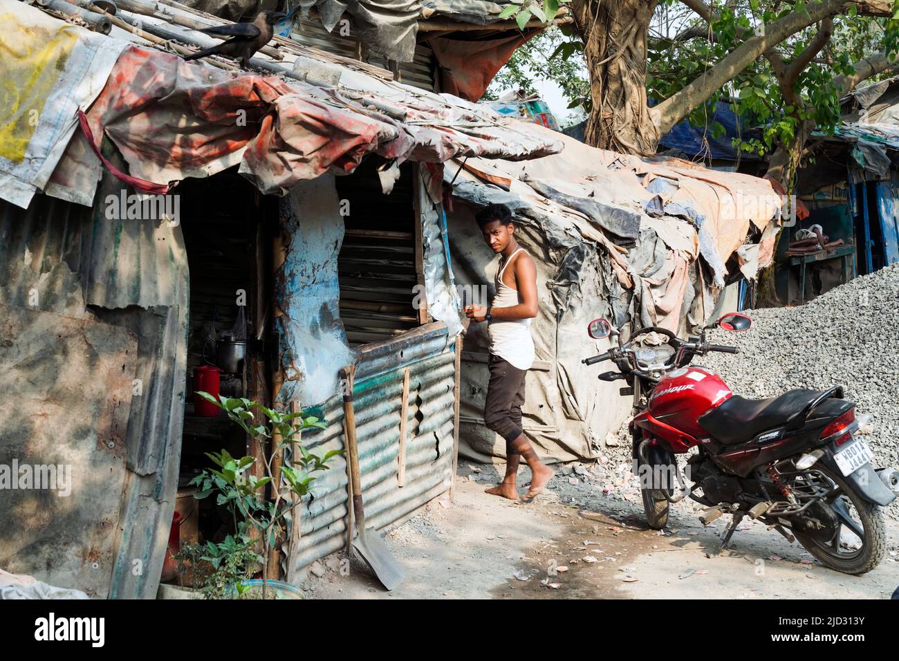 Residents in the New Alipane slum under the Durgapar Bridge in Kolkata ...