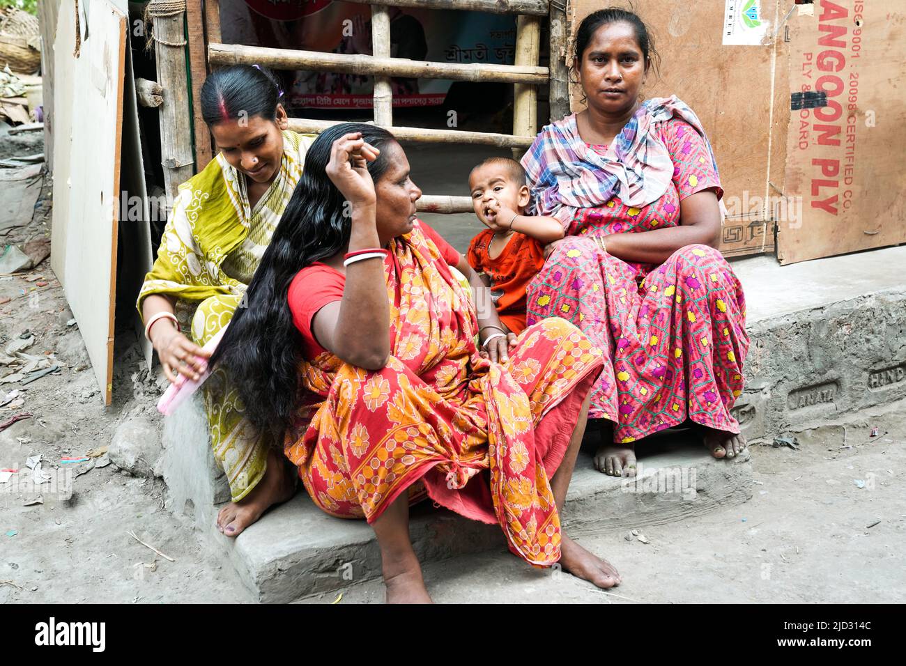 Residents in the New Alipane slum under the Durgapar Bridge in Kolkata ...