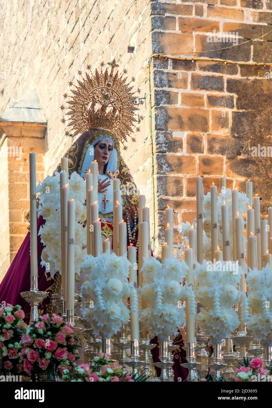 The throne of the Virgin Mary is carried through the streets of Úbeda ...