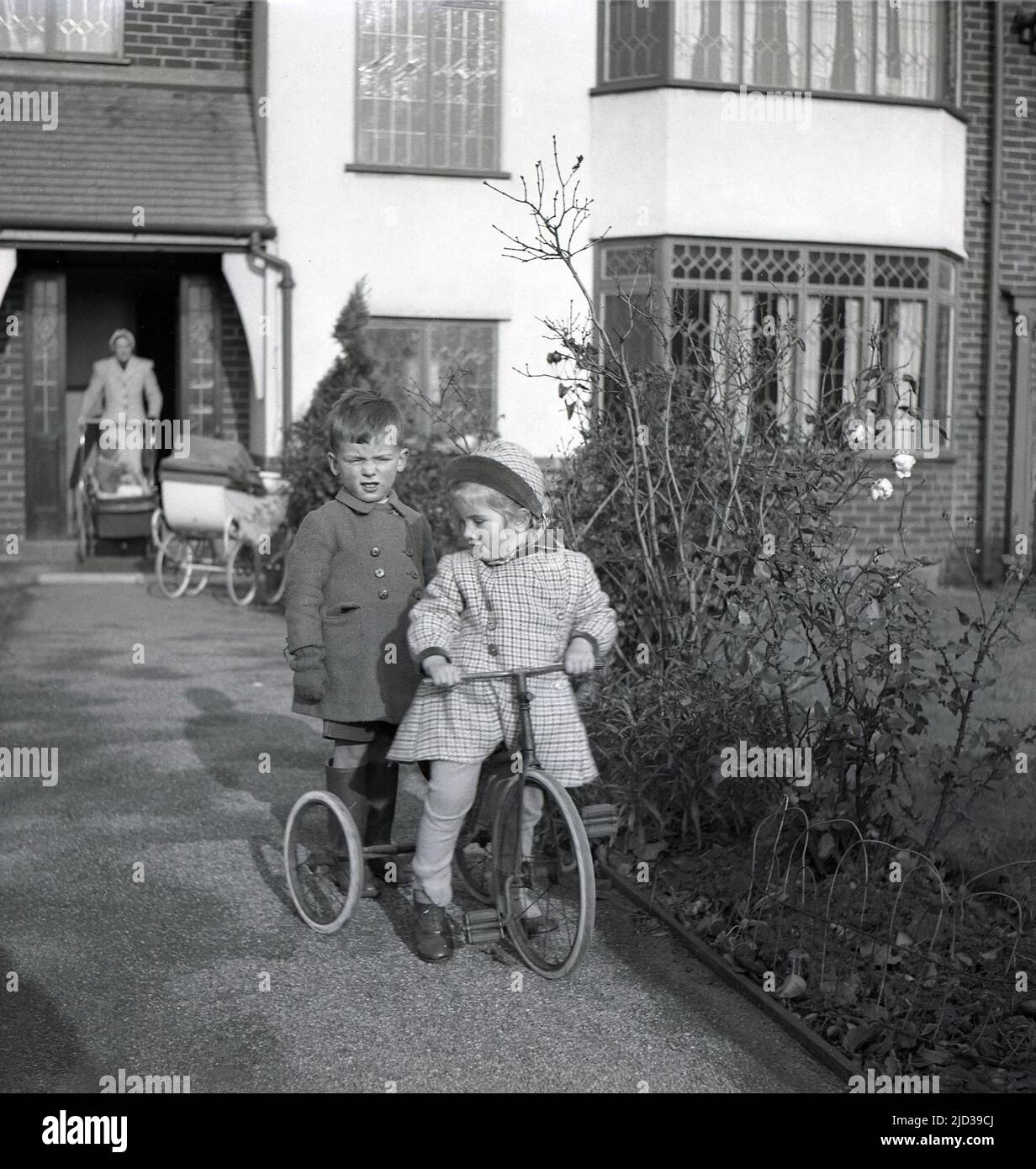Mother and children 1950s uk hi-res stock photography and images - Alamy
