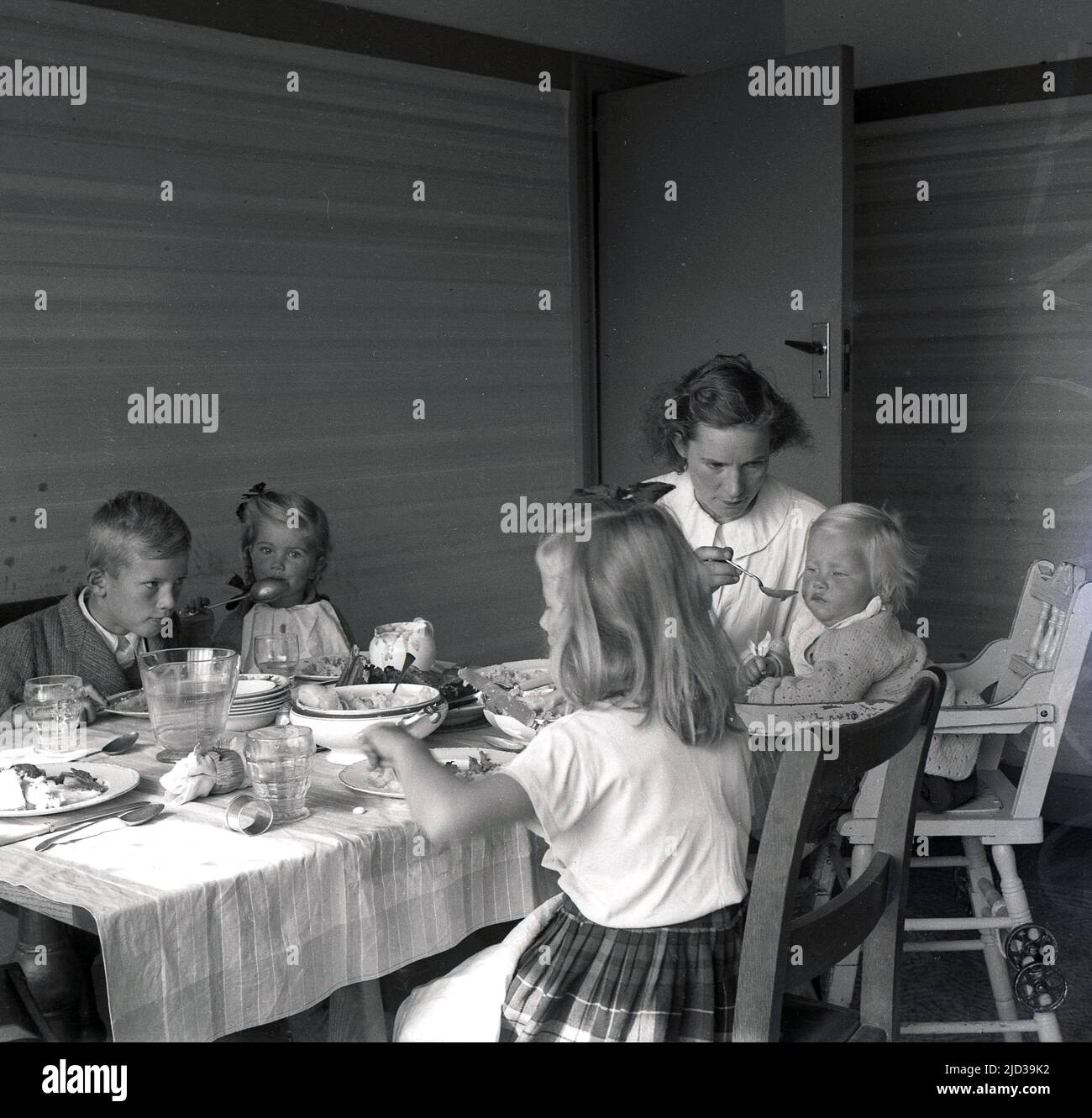 Woman children 1940s hi-res stock photography and images - Alamy