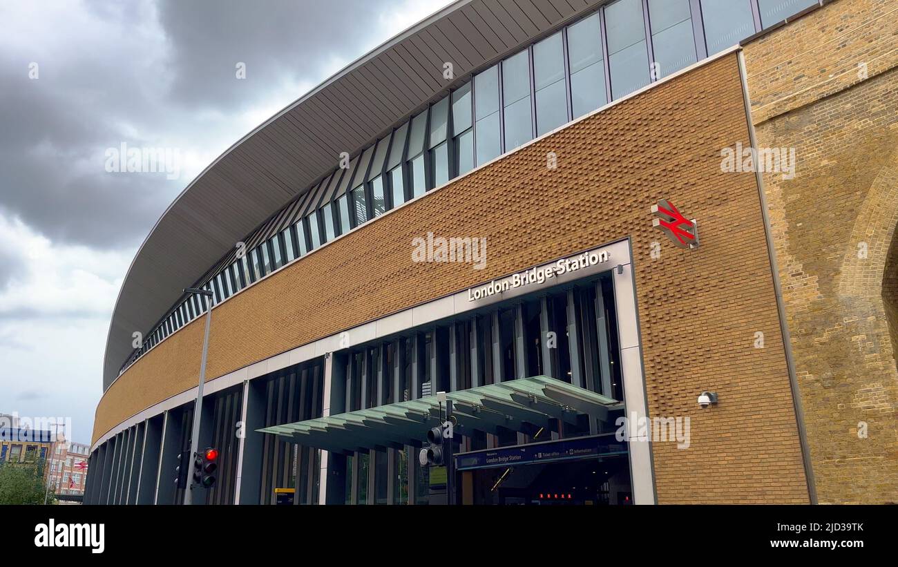London Bridge Train Station - LONDON, UK - JUNE 9, 2022 Stock Photo - Alamy