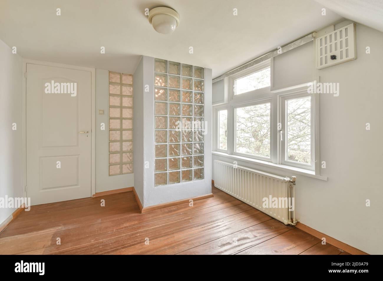 A cozy and spacious empty room in a luxury house Stock Photo - Alamy