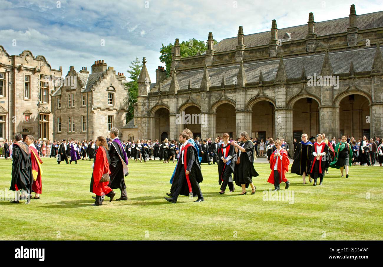 ST ANDREWS UNIVERSITY SCOTLAND GRADUATION DAY ST SALVATORS QUAD ...