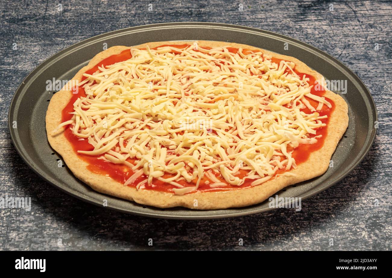uncooked cheese pizza Stock Photo - Alamy