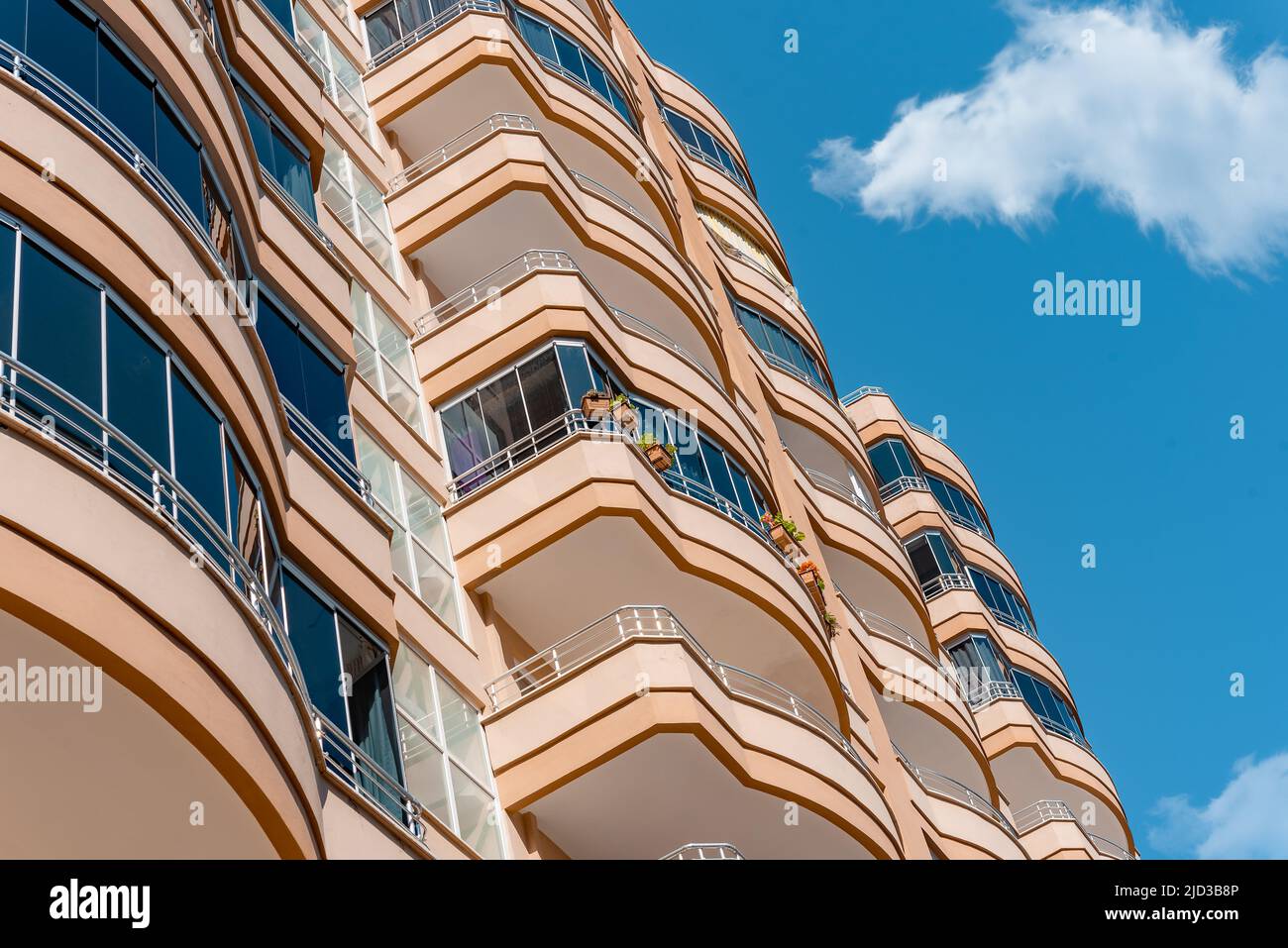 Condo building exterior hi-res stock photography and images - Alamy