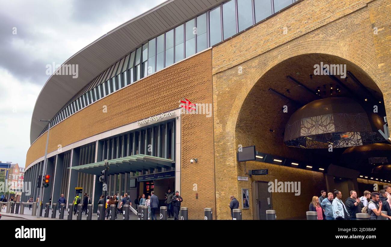 London Bridge Train Station - LONDON, UK - JUNE 9, 2022 Stock Photo - Alamy