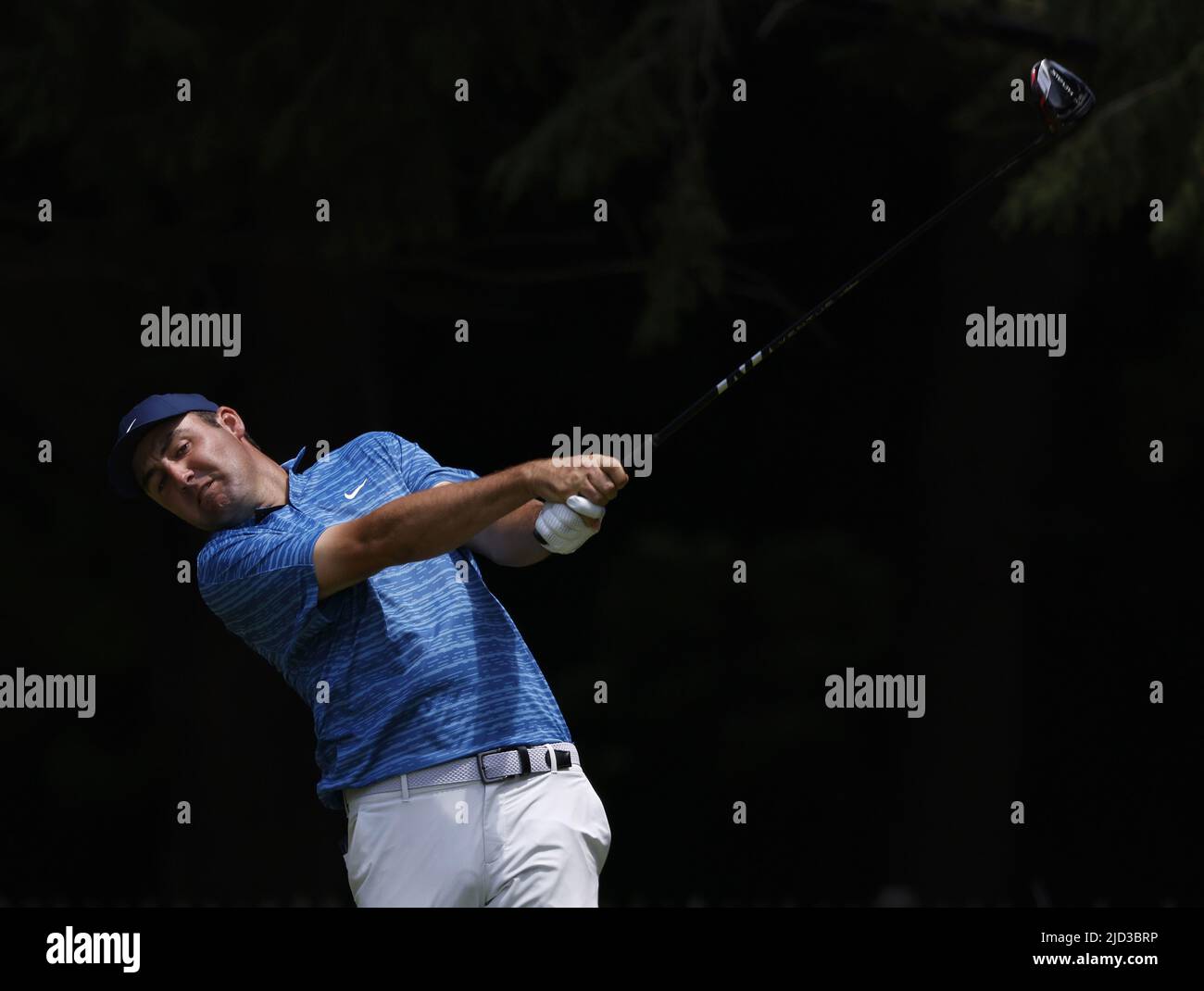 New York, USA. 17th June, 2022. Scottie Scheffler hits his tee shot on ...