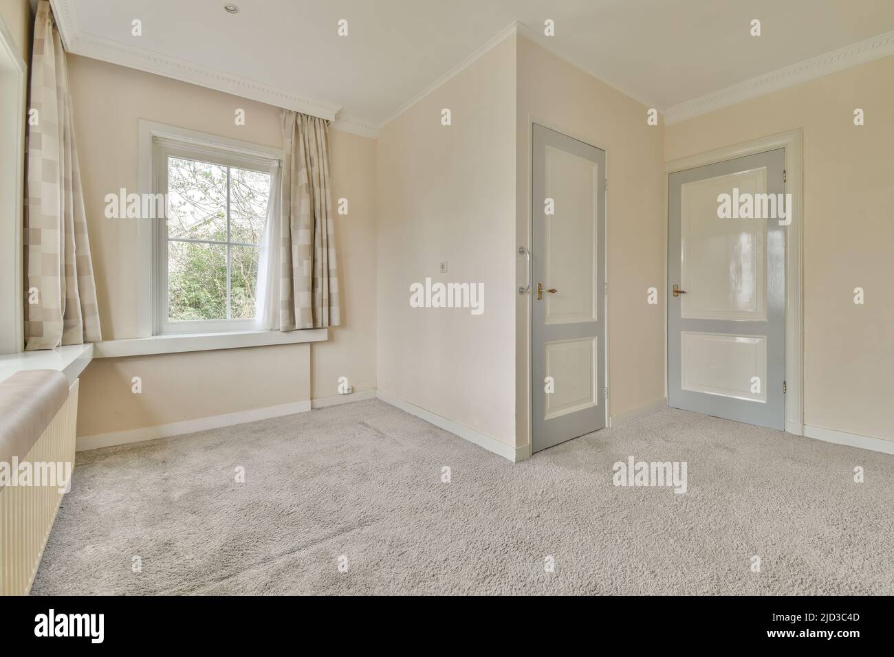 A cozy and spacious empty room in a luxury house Stock Photo - Alamy