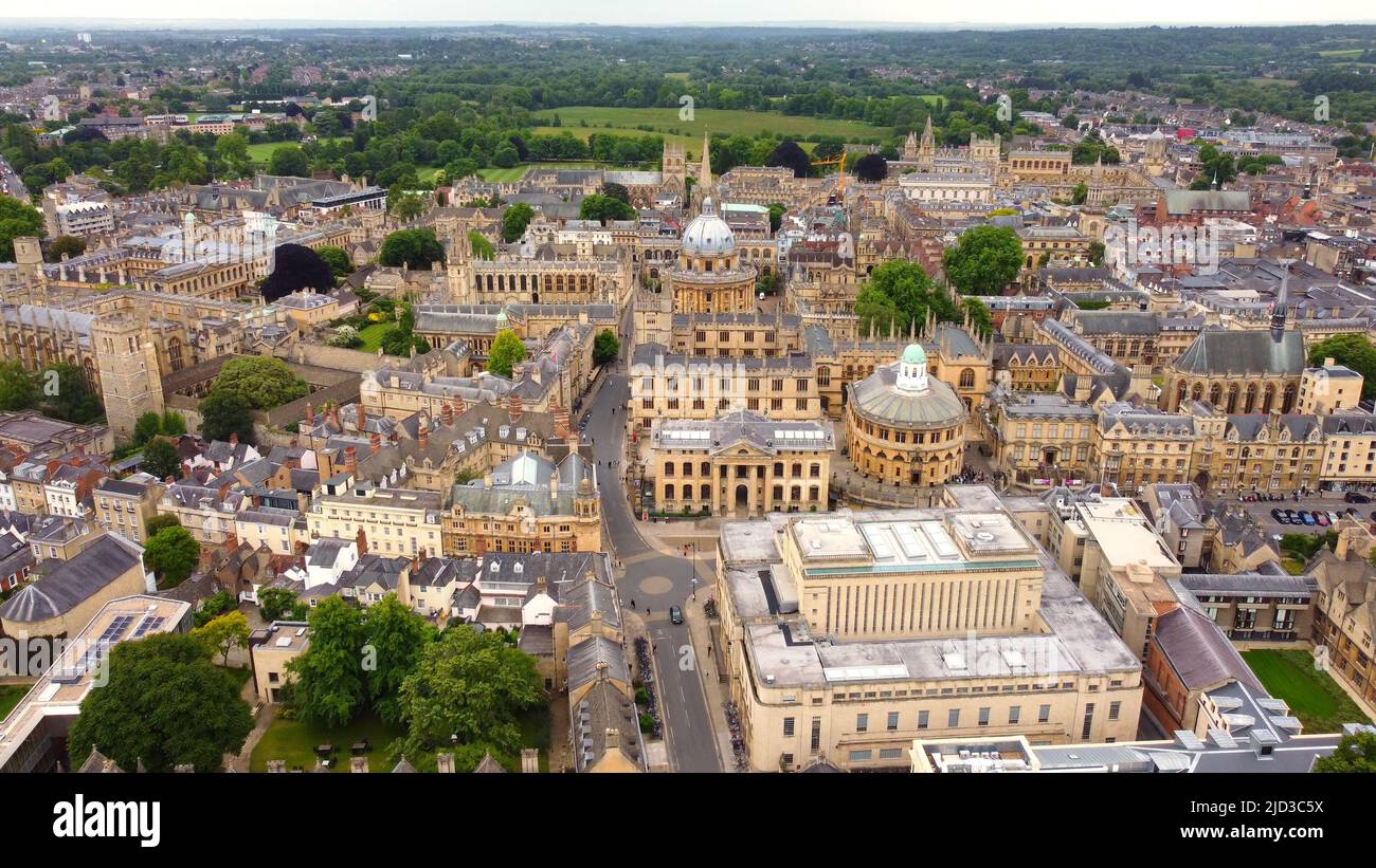 Aerial view over the city of Oxford with Oxford University Stock Photo ...