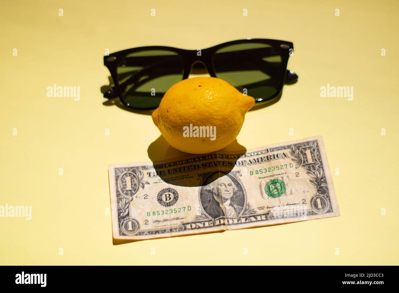 Lemon, dollar bill and a pair of sunglasses Stock Photo - Alamy