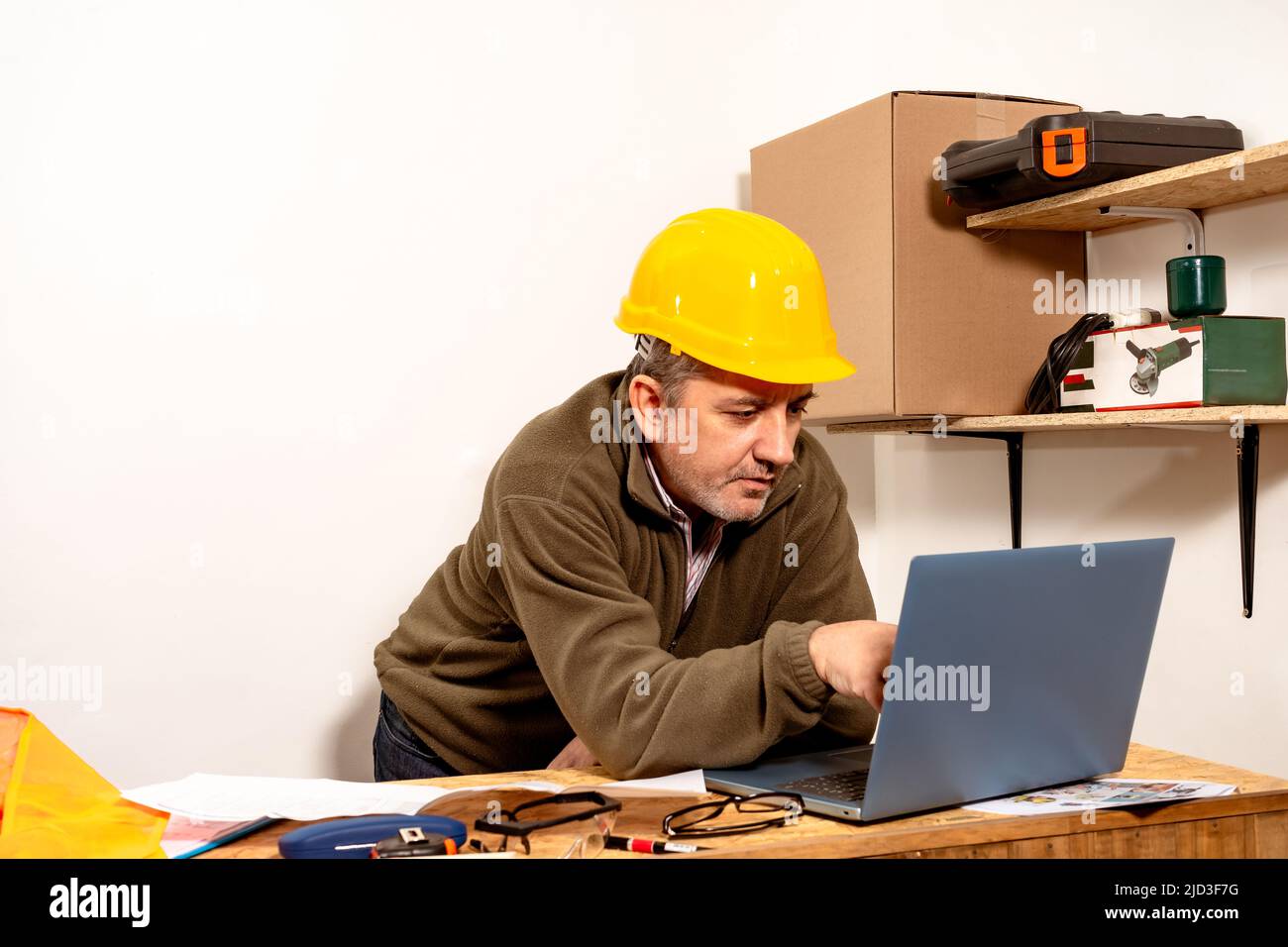Enginer with laptop hi-res stock photography and images - Alamy