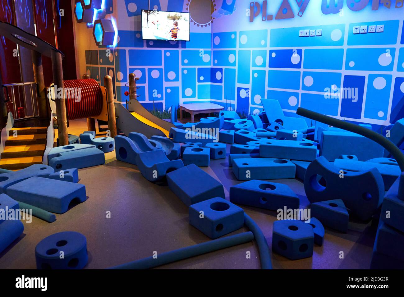 Interior of science museum playground. Kids entertainment and education ...