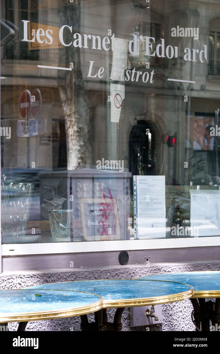Buildings reflecting themselves in the window of a café-restaurant ...