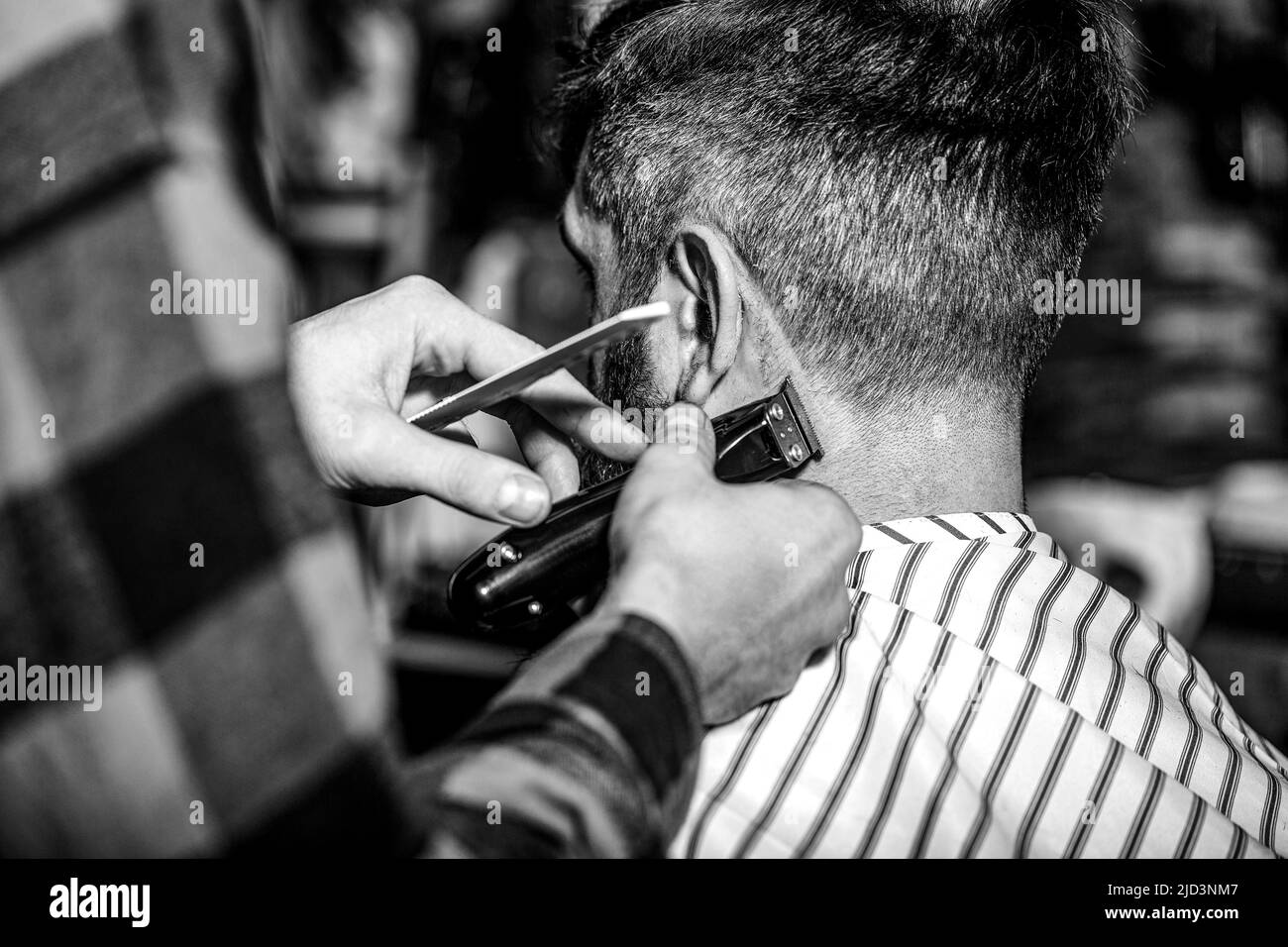 Hands of barber with hair clipper, close up. Haircut concept. Hipster ...