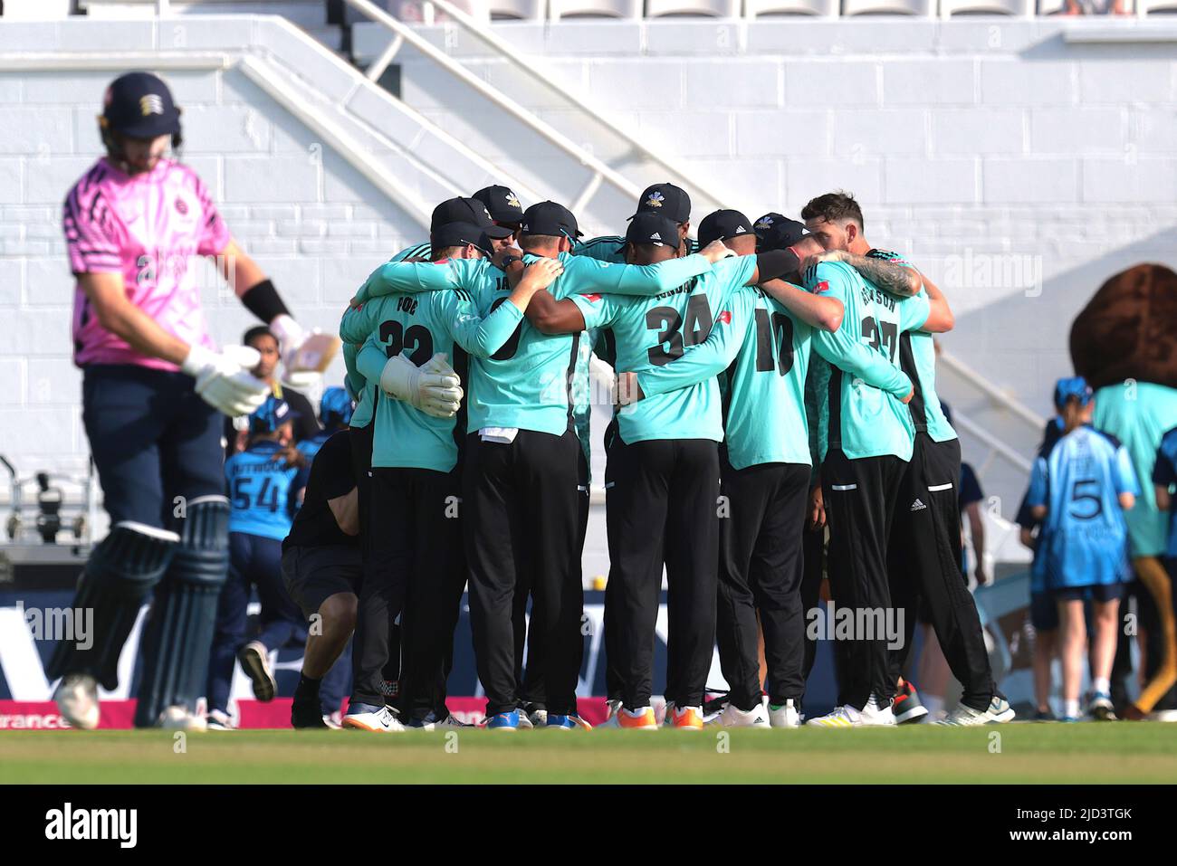 Cricket huddle hi-res stock photography and images - Alamy