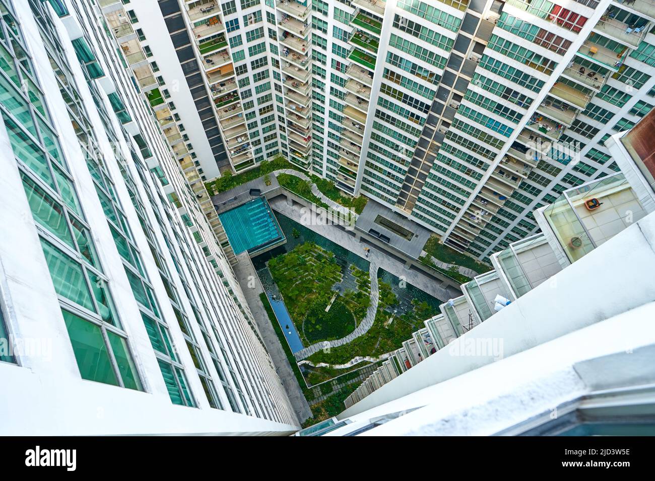 Courtyard perspective skyscraper hi-res stock photography and images ...