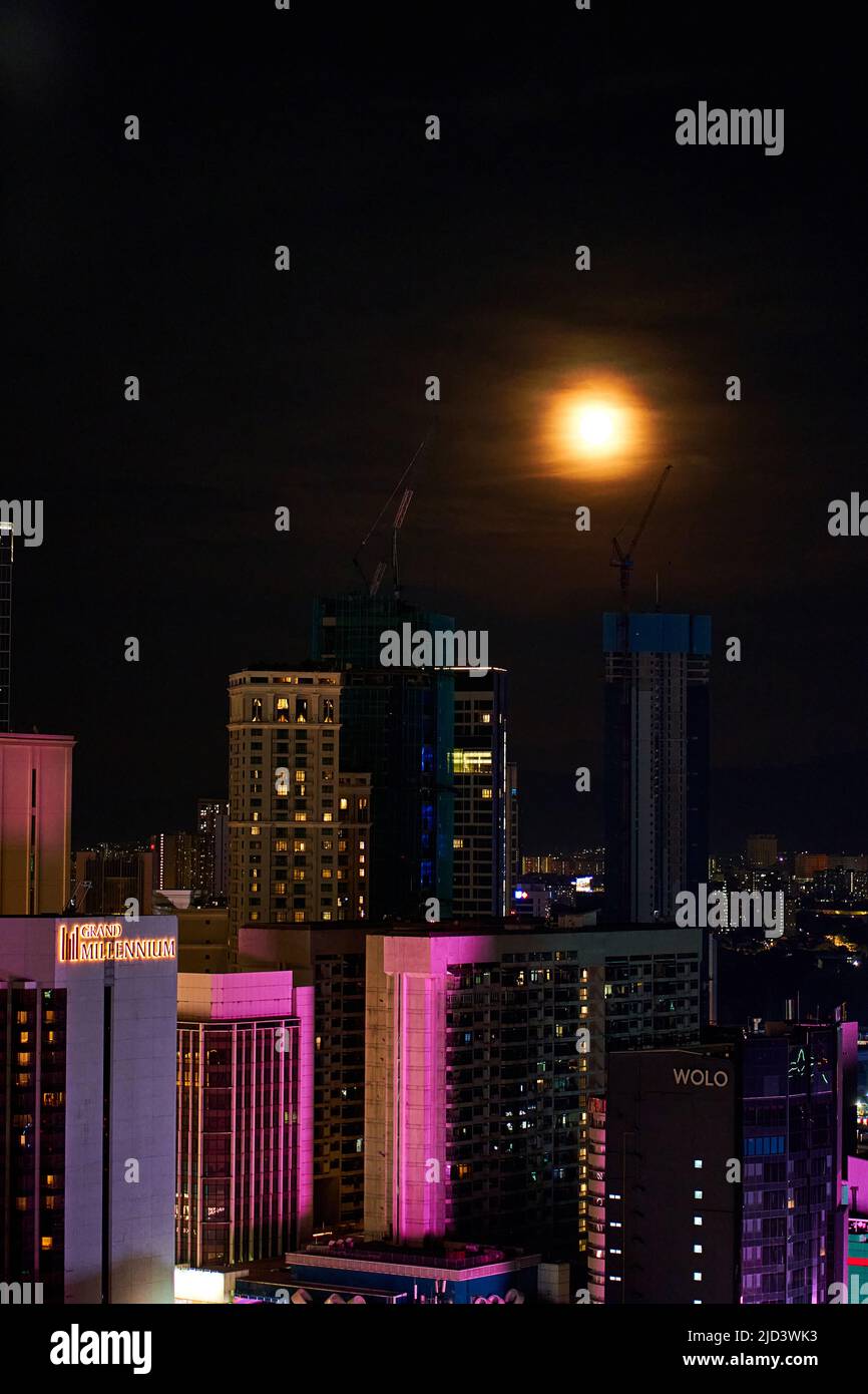Bright full moon in the night sky over the metropolis Stock Photo - Alamy