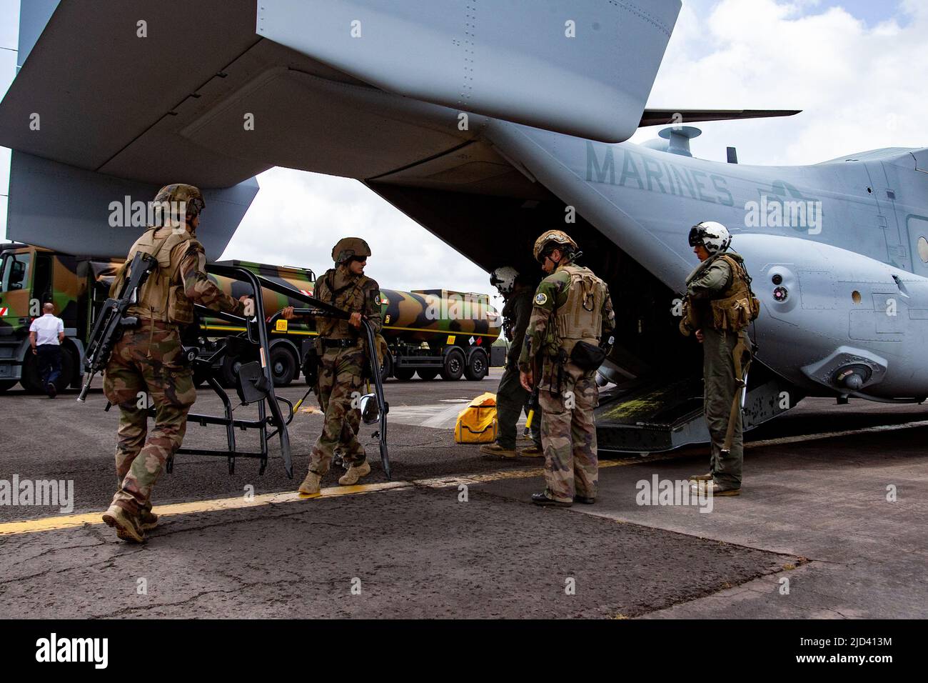 U.S. Marines with Marine Medium Tiltrotor Squadron (VMM) 266 help ...