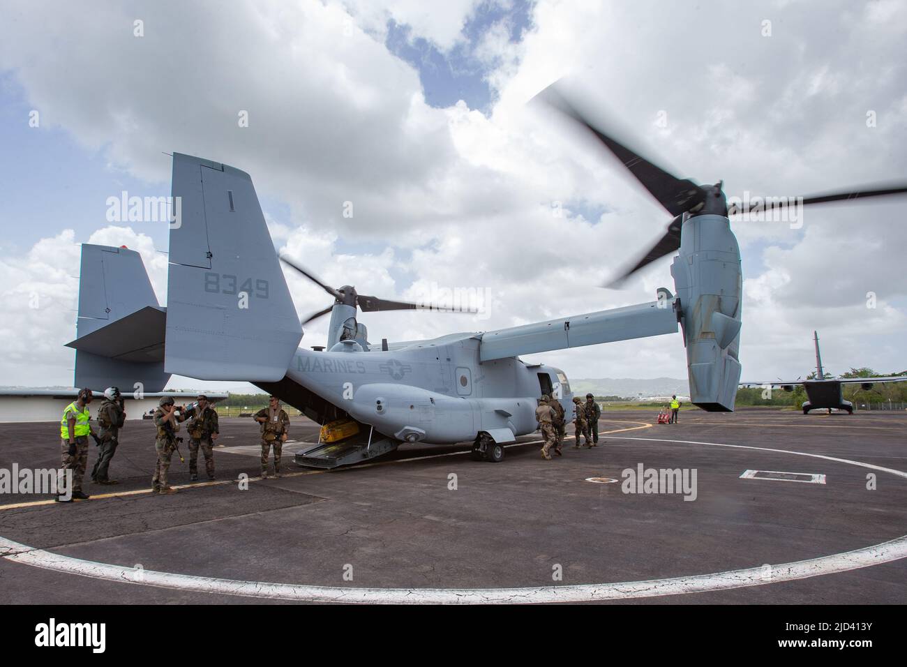 U.S. Marines with Marine Medium Tiltrotor Squadron (VMM) 266 help ...