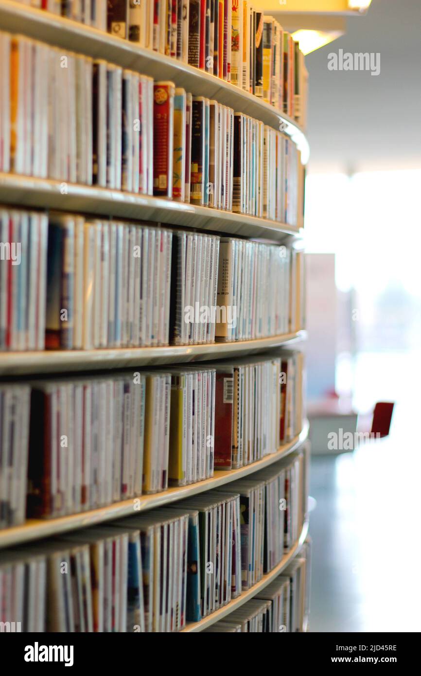 Curved book shelves hi-res stock photography and images - Alamy