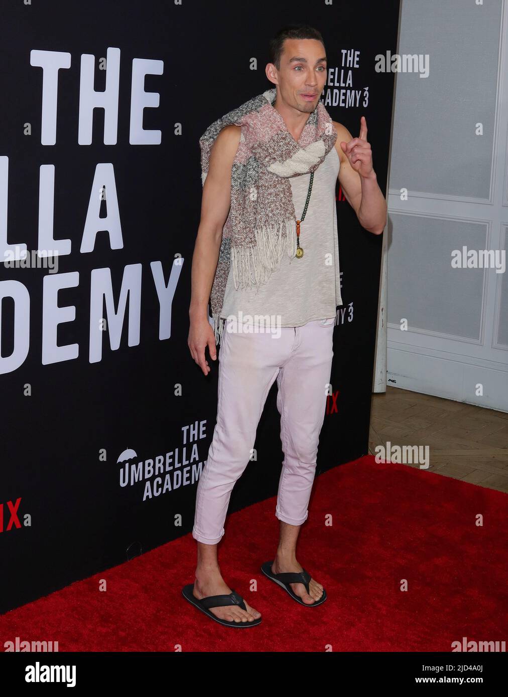 Robert Sheehan 2022