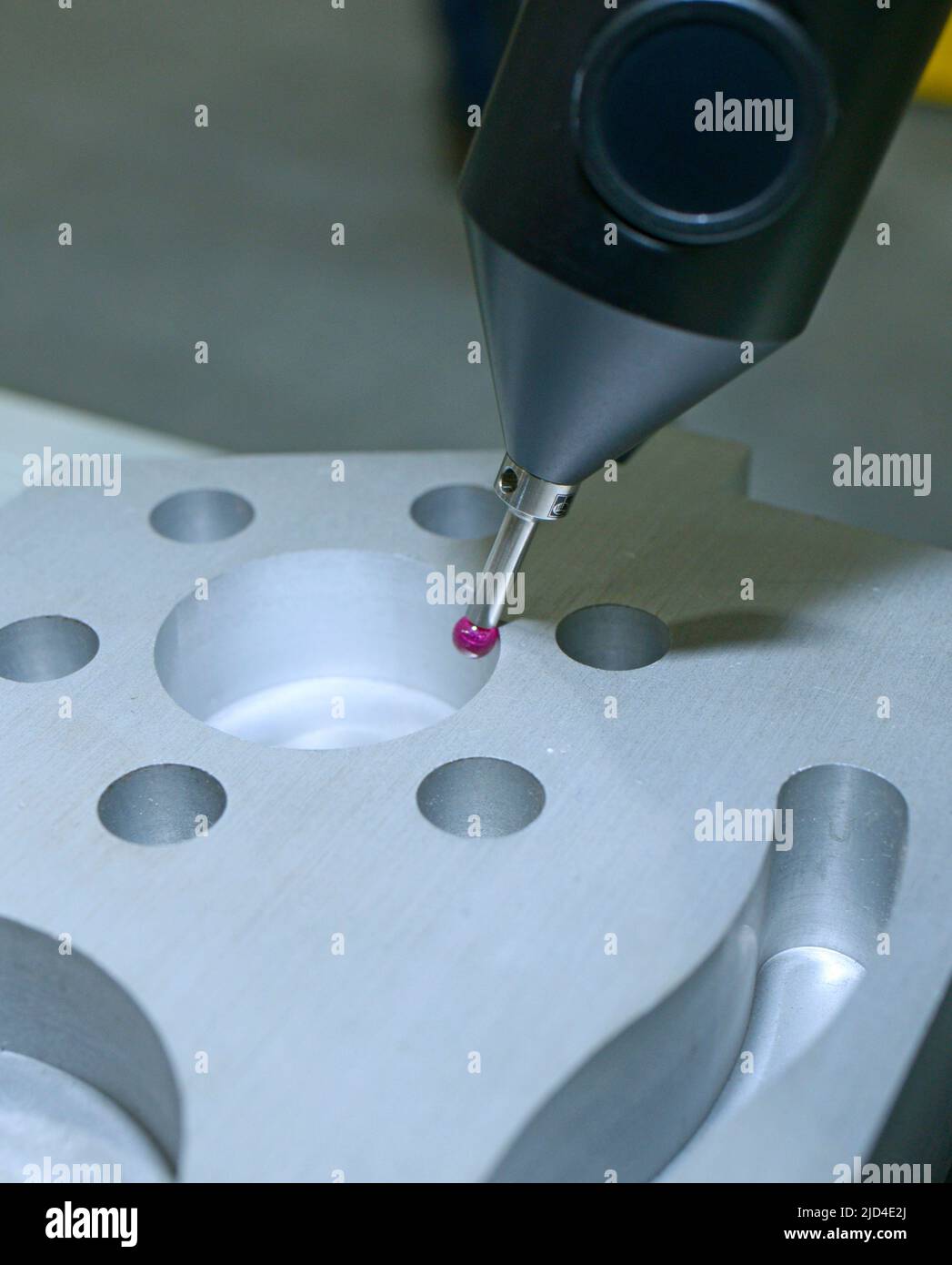 Head with integral touch-trigger probe of measuring machine working ...