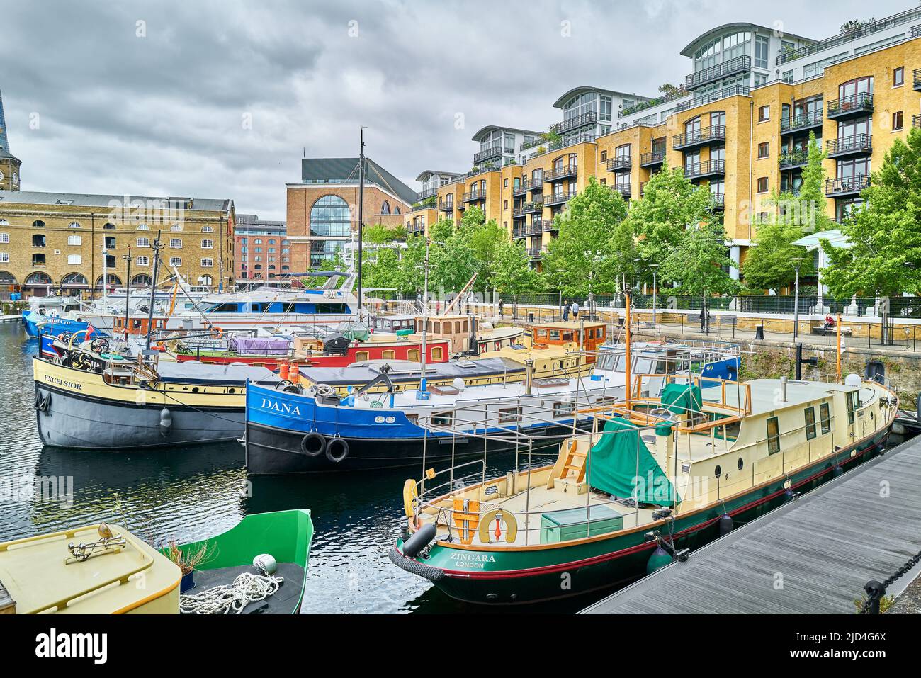 Luxury boats moored in the marina at St Katharine's Docks, London ...