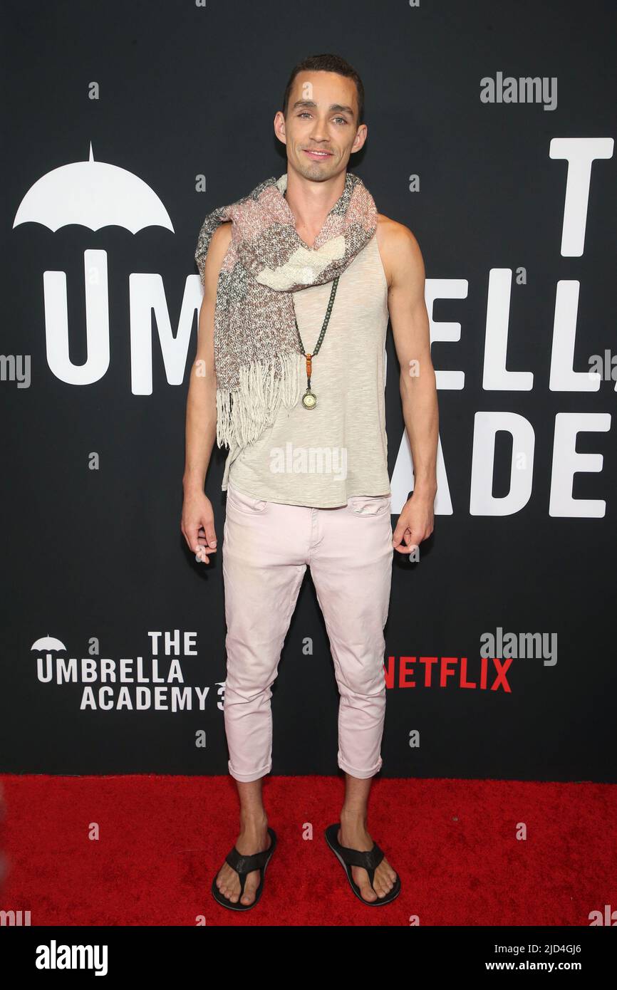 Robert Sheehan Girlfriend 2022