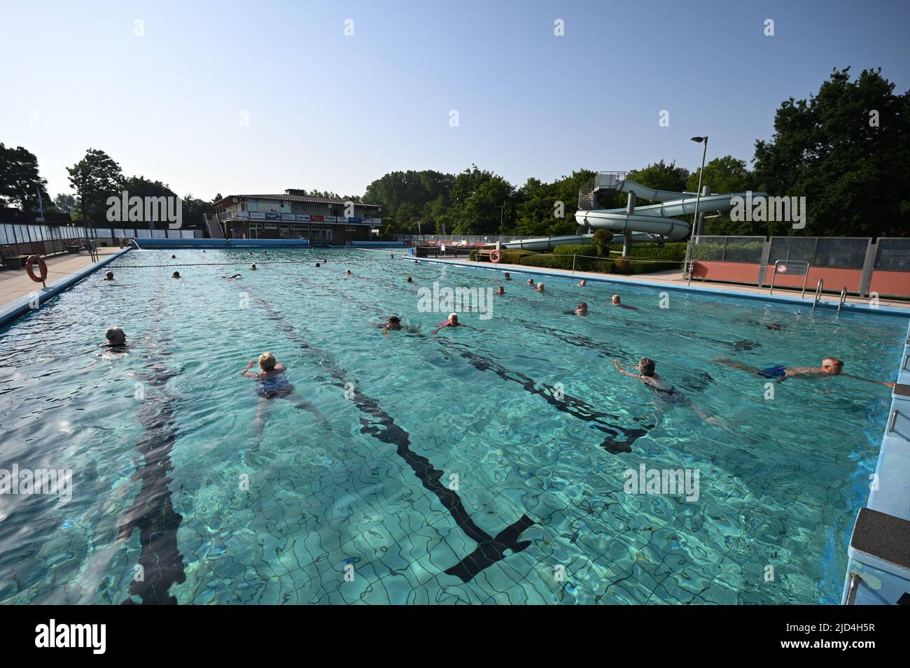 Weener, Germany. 18th June, 2022. Many swimmers in the open-air pool ...