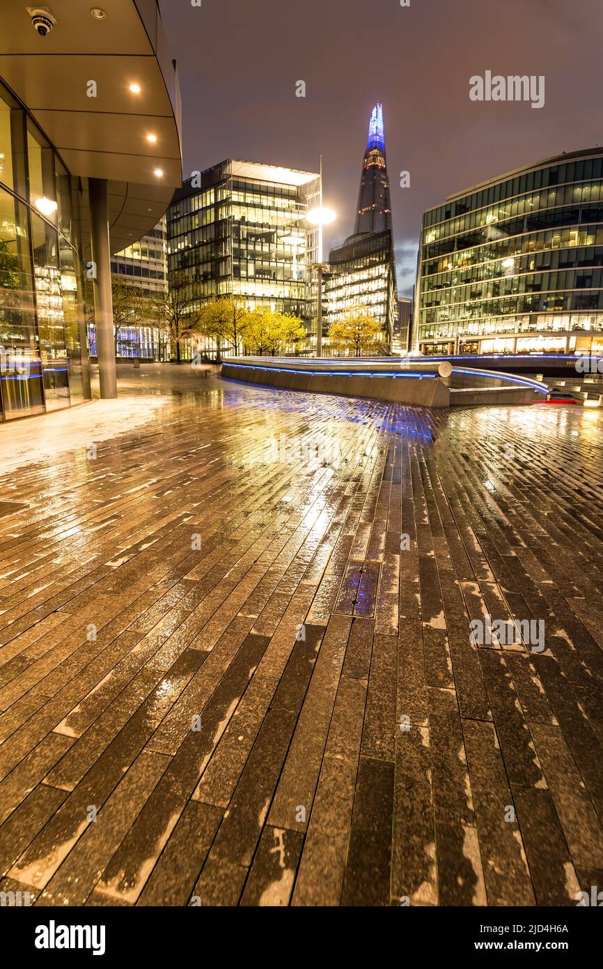 Modern london street life hi-res stock photography and images - Alamy