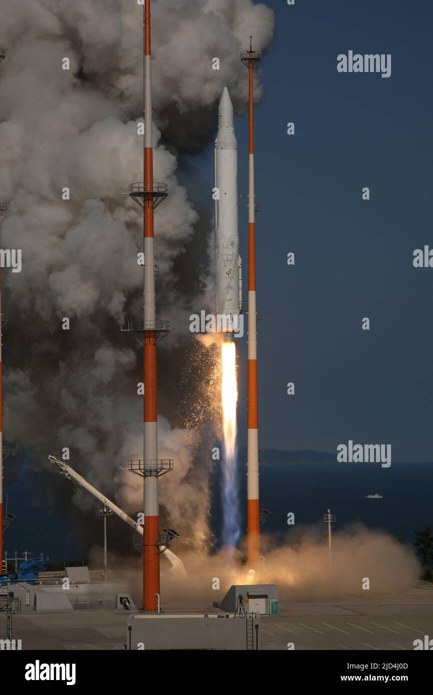 The Korea Space Launch Vehicle-1 (KSLV-1) or Naro-1, South Korea's ...