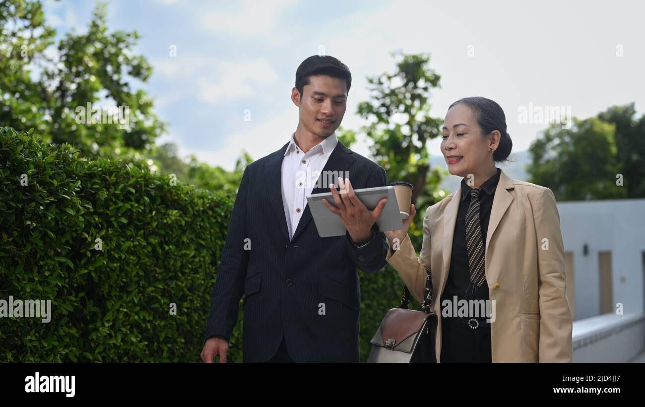 Senior investor hi-res stock photography and images - Alamy