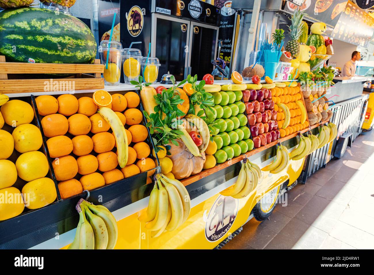 18 May 2022, Antalya, Turkiye: Juice bar and fruit shop stall at the ...
