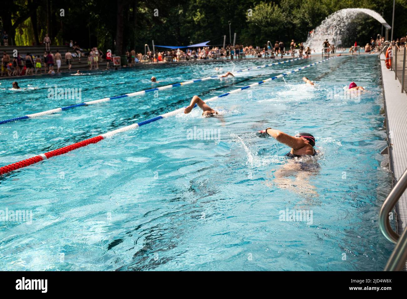 Cologne, Germany. 18th June, 2022. Swimmers do their laps in the ...