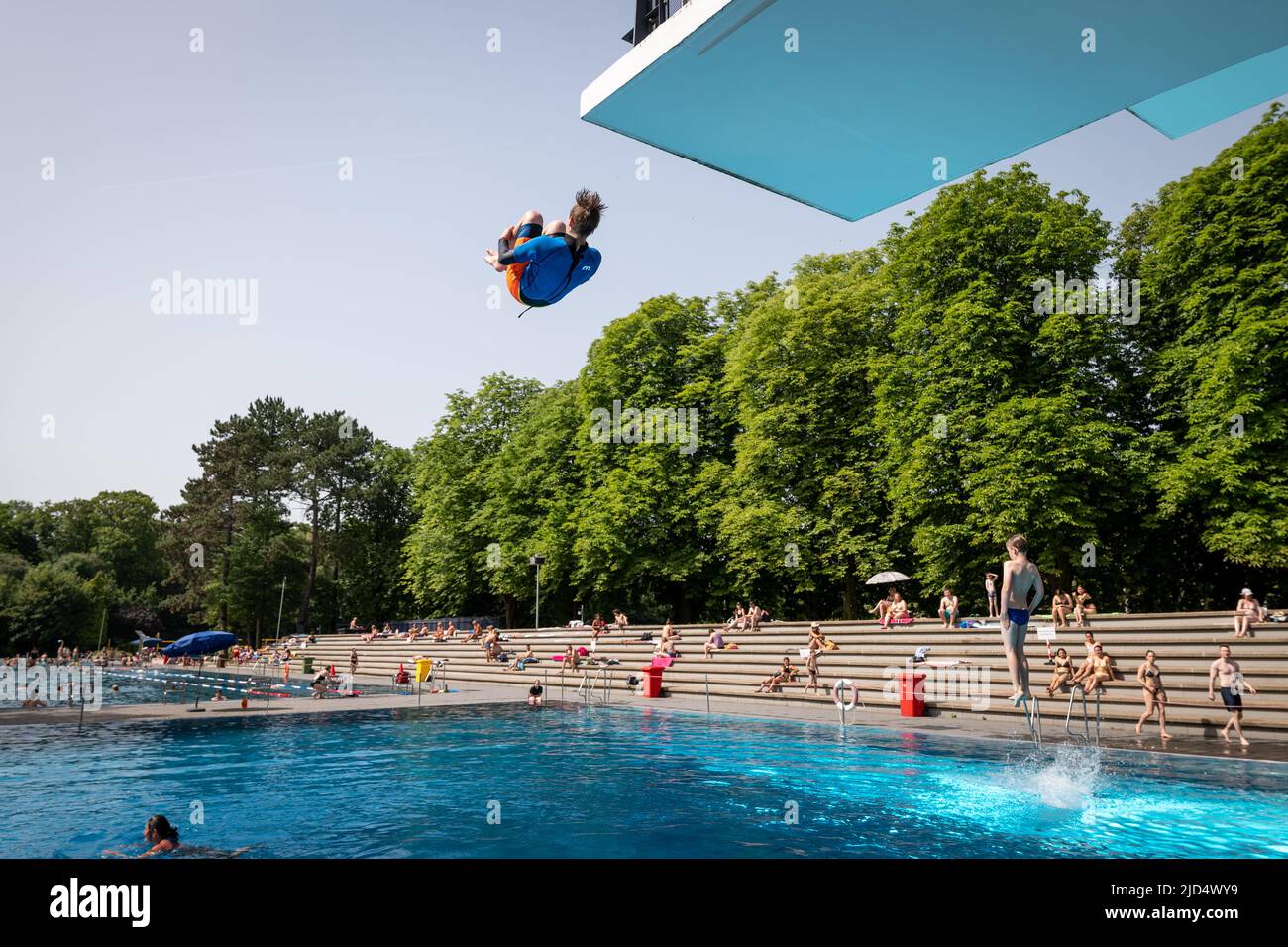 Cologne, Germany. 18th June, 2022. A young man jumps from the diving ...
