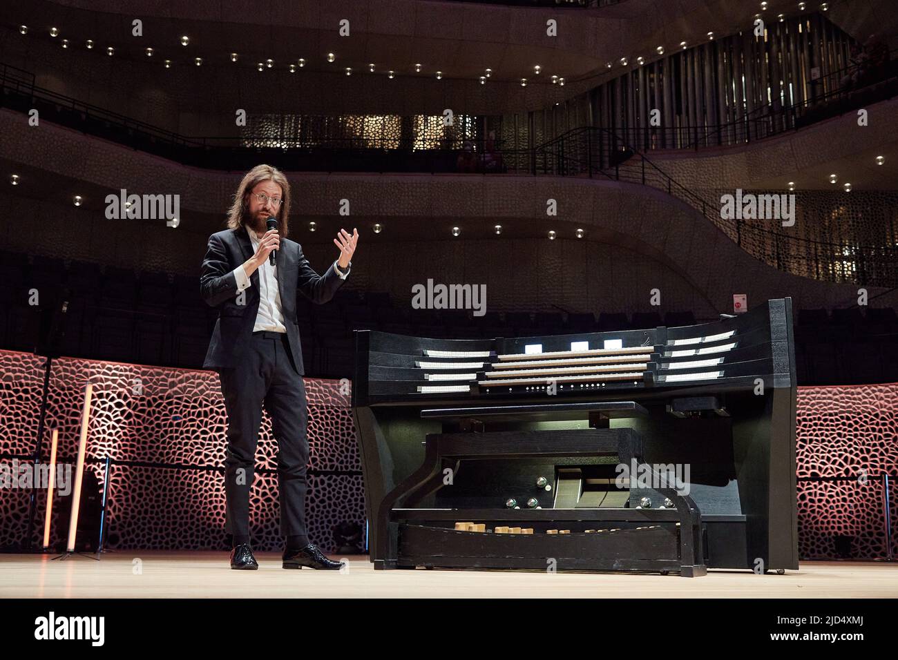 Hamburg, Germany. 18th June, 2022. Thomas Cornelius, organist, explains ...