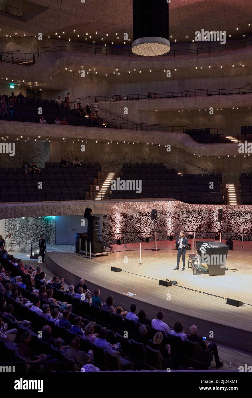 Hamburg, Germany. 18th June, 2022. Thomas Cornelius, organist, explains ...