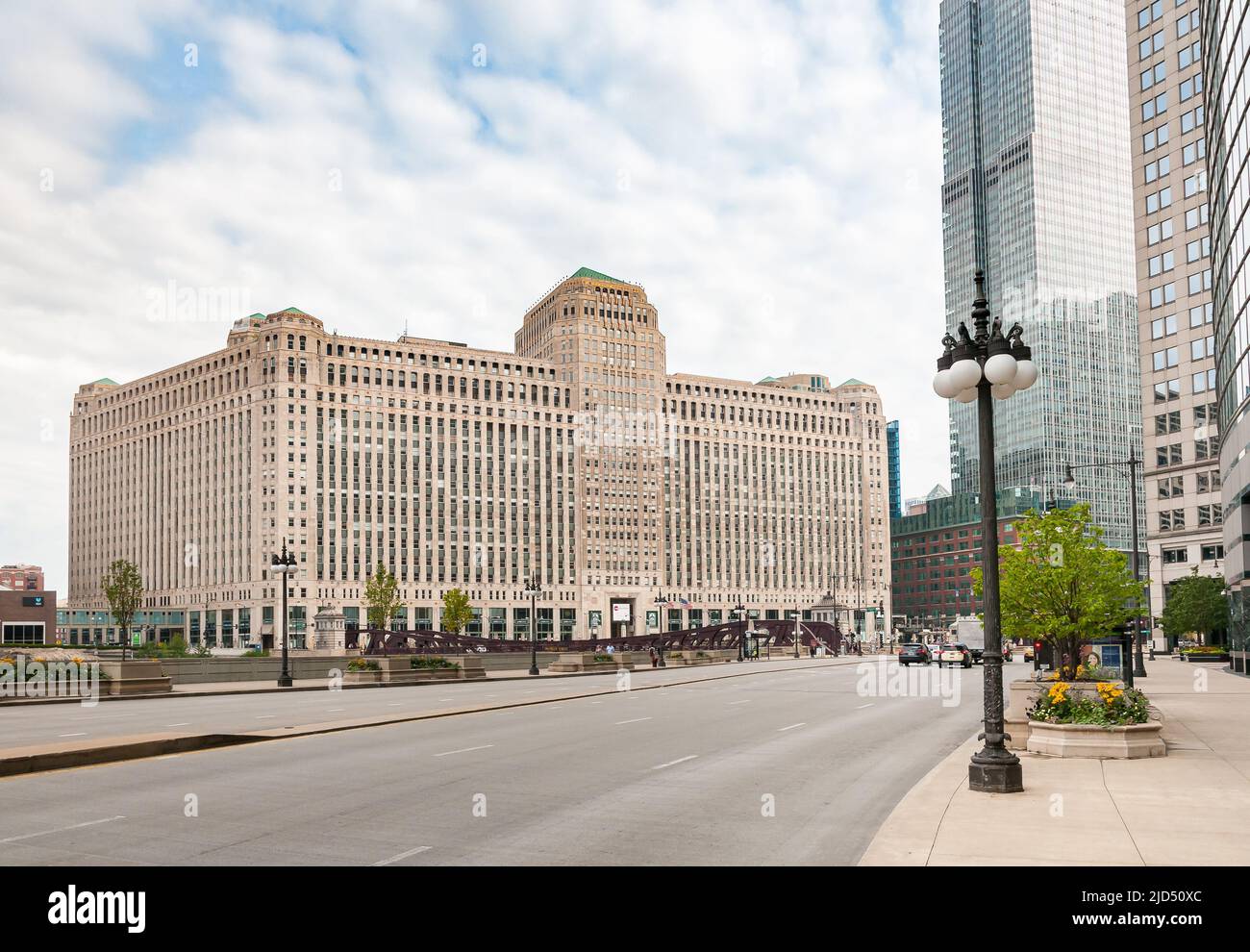 Usa illinois chicago merchandise mart hi-res stock photography and ...