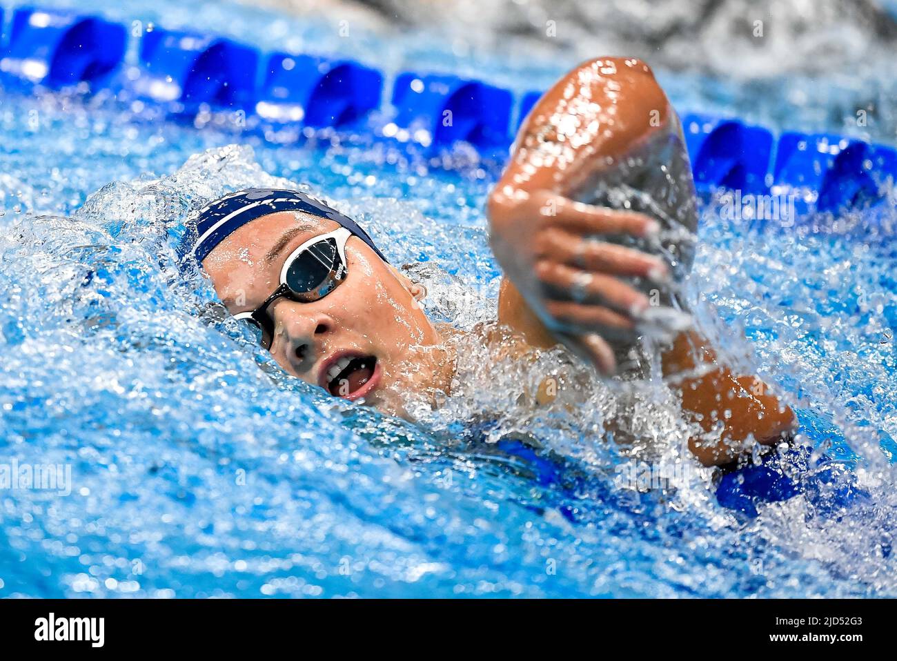 Women 18 22 hi-res stock photography and images - Alamy