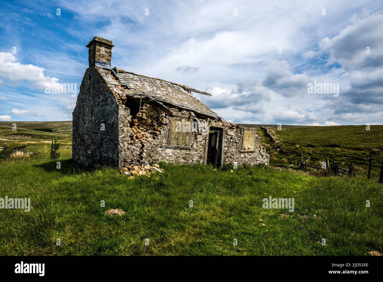Abandoned and derelict cottage on the North Yorkshire Moors, UK Stock ...
