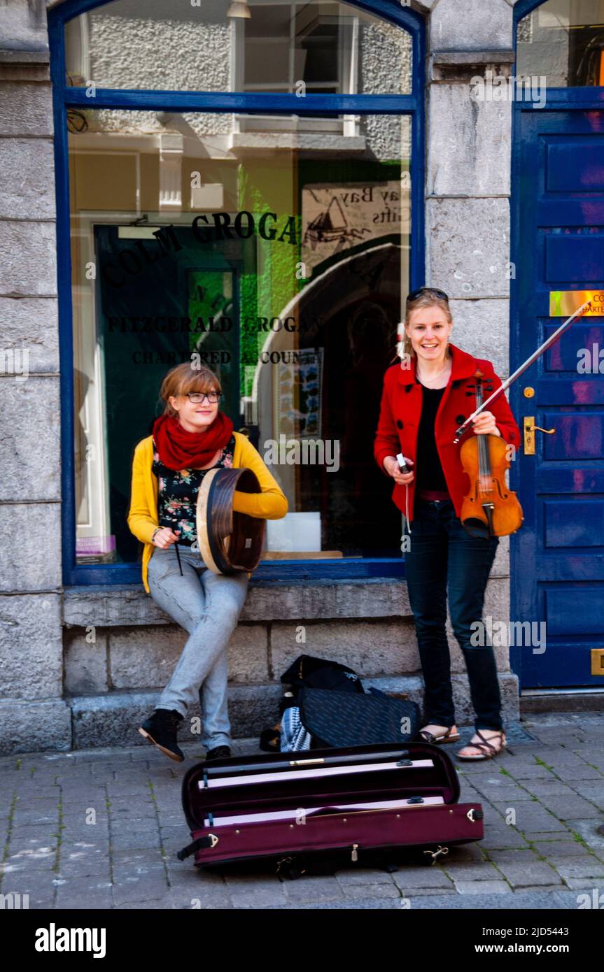 Traditional irish music buskers hi-res stock photography and images - Alamy